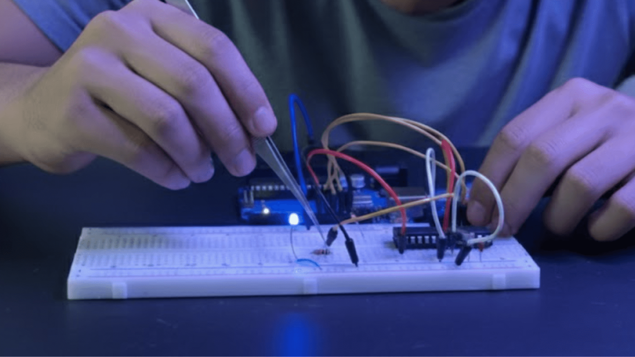 Como piscar e acender um LED com Arduino - Clube do Maker